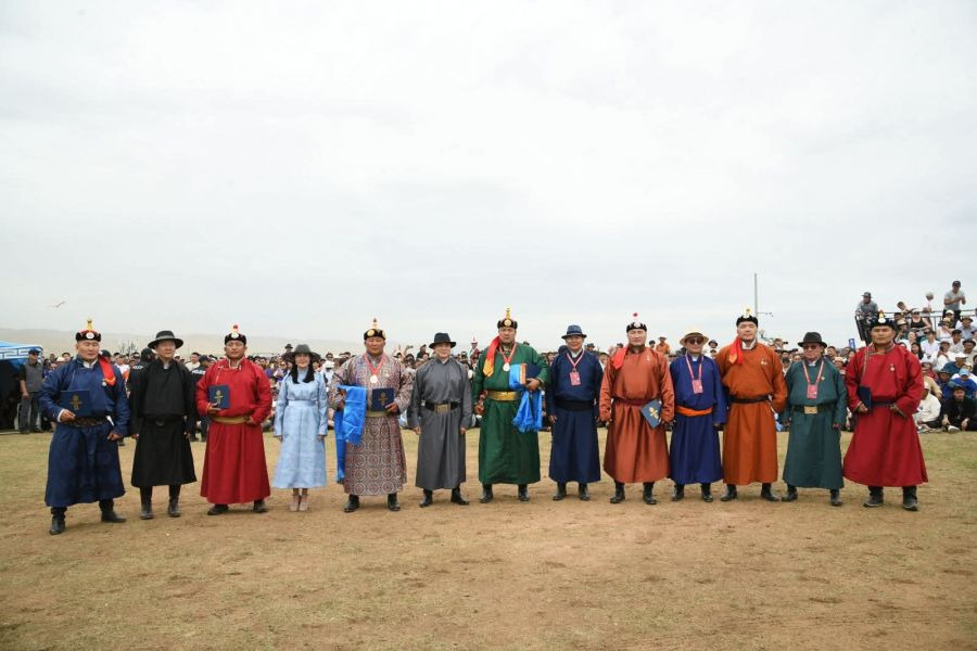 Улсын наадамд шөвгөрсөн бөхчүүдэд чимэг олголоо